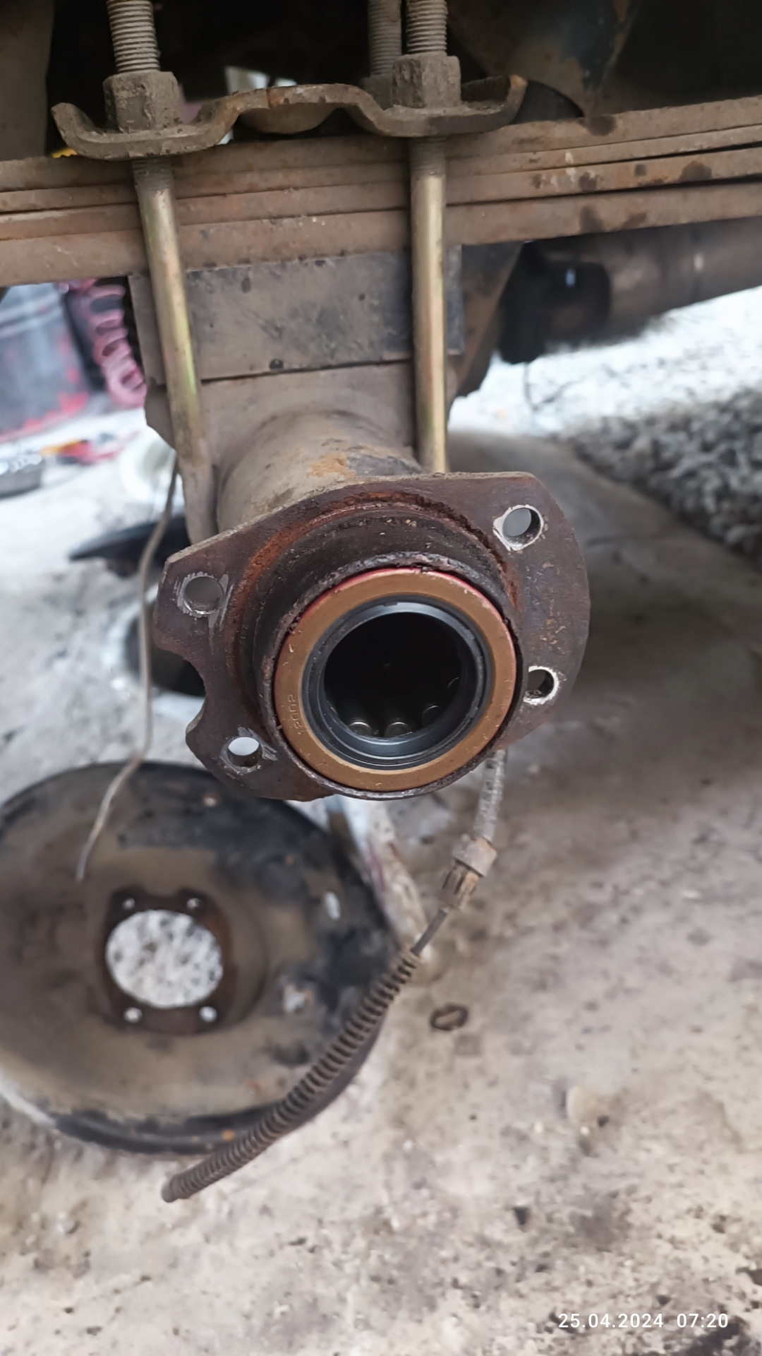 Поменял сальники полуосей — Ford E-Series (4G), 4,6 л, 2000 года ...