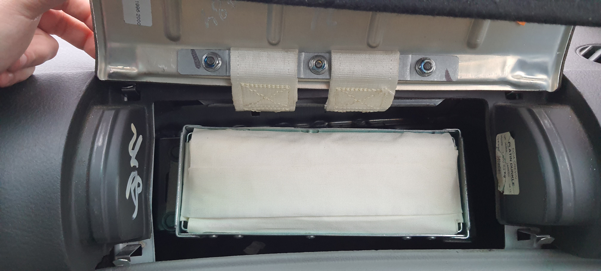 Замена пассажирской крышки airbag — Volkswagen Passat Variant (B5), 1,9 ...