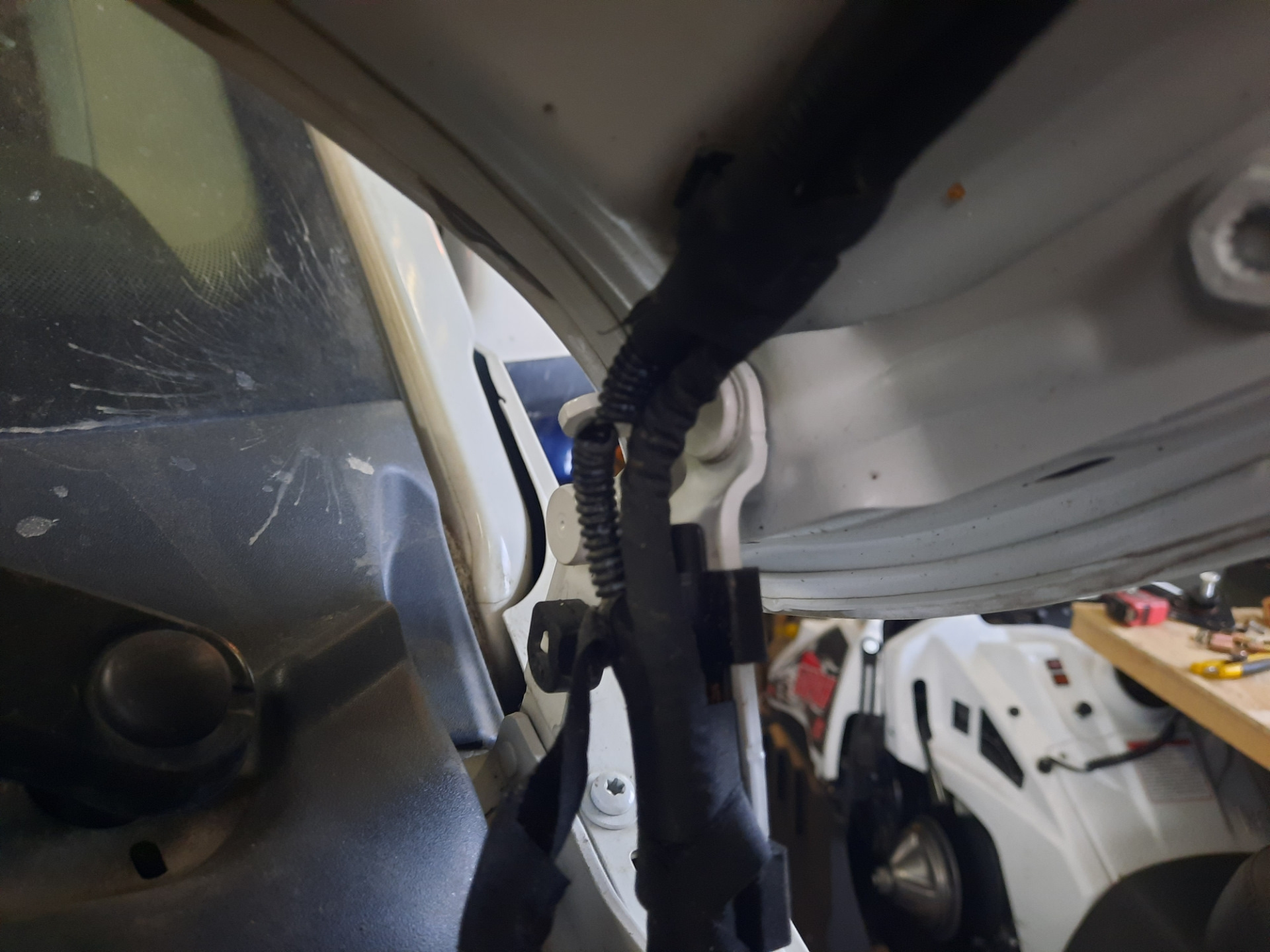 Ремонт трубки омывателя. — Volkswagen Caravelle (T6), 2 л, 2017 года ...