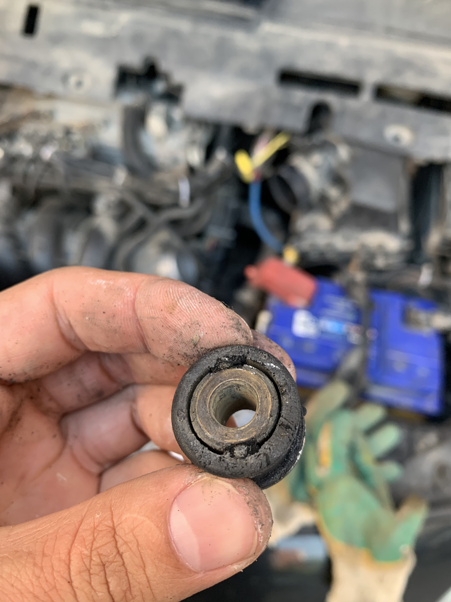 Замена втулок троса кпп — Toyota Corolla (140/150), 1,6 л, 2008 года ...