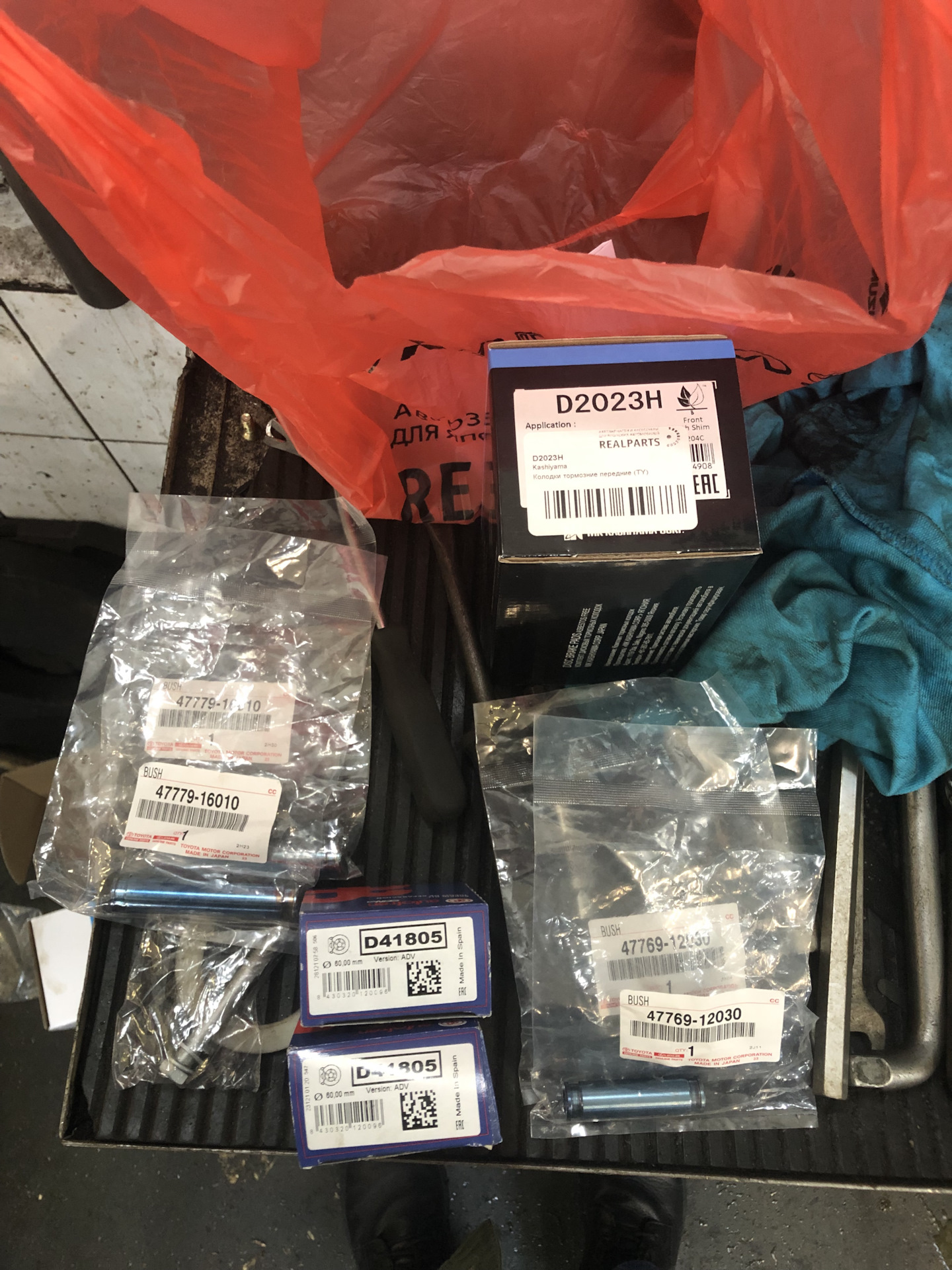 Замена шаровой опоры, замена внутренних шрусов и замена колодок ...