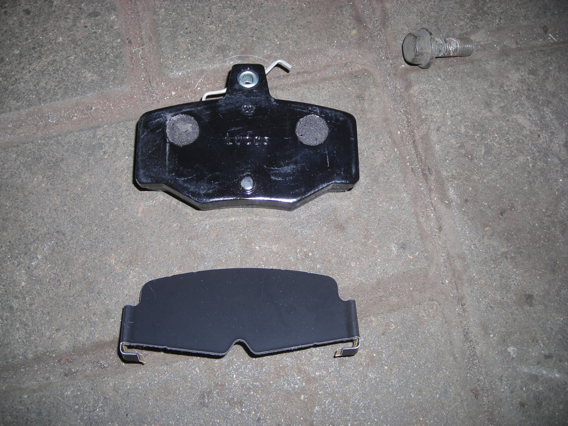 Rear brake pads replacement — Nissan Primera (P11), 2 л, 1997 года ...