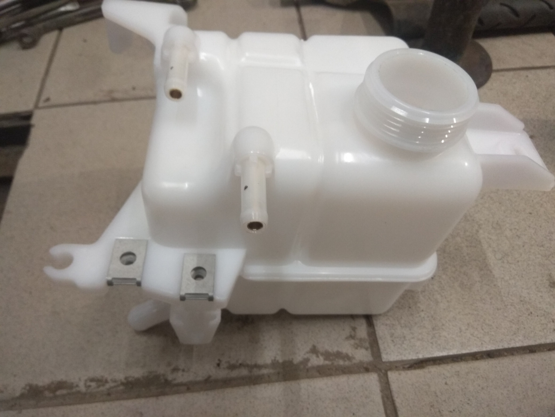 Замена расширительного бачка, подающего шланга и шланга дроссельной ...