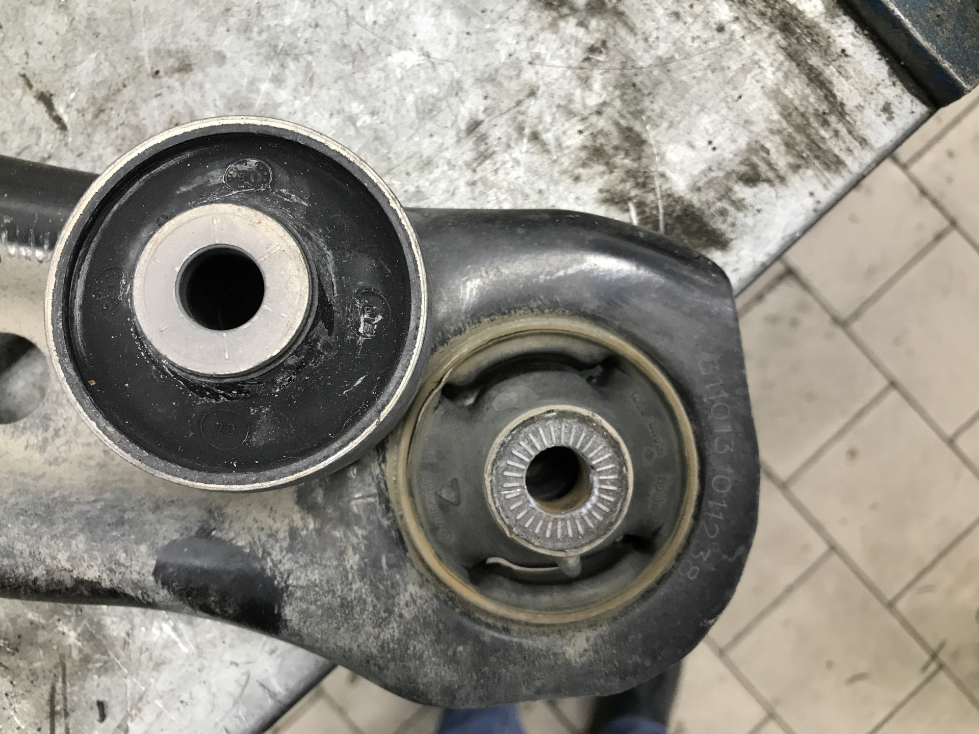 Установка/замена оригинальных задних сайлентблоков передних рычагов ...