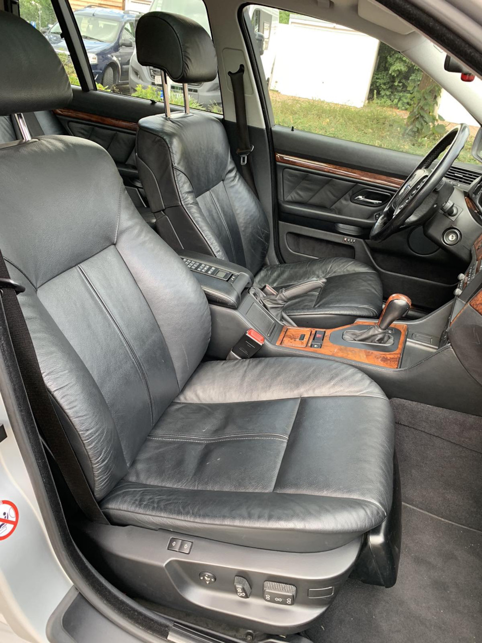 Замена центральной консоли, подлокотника и декоративной вставки ...