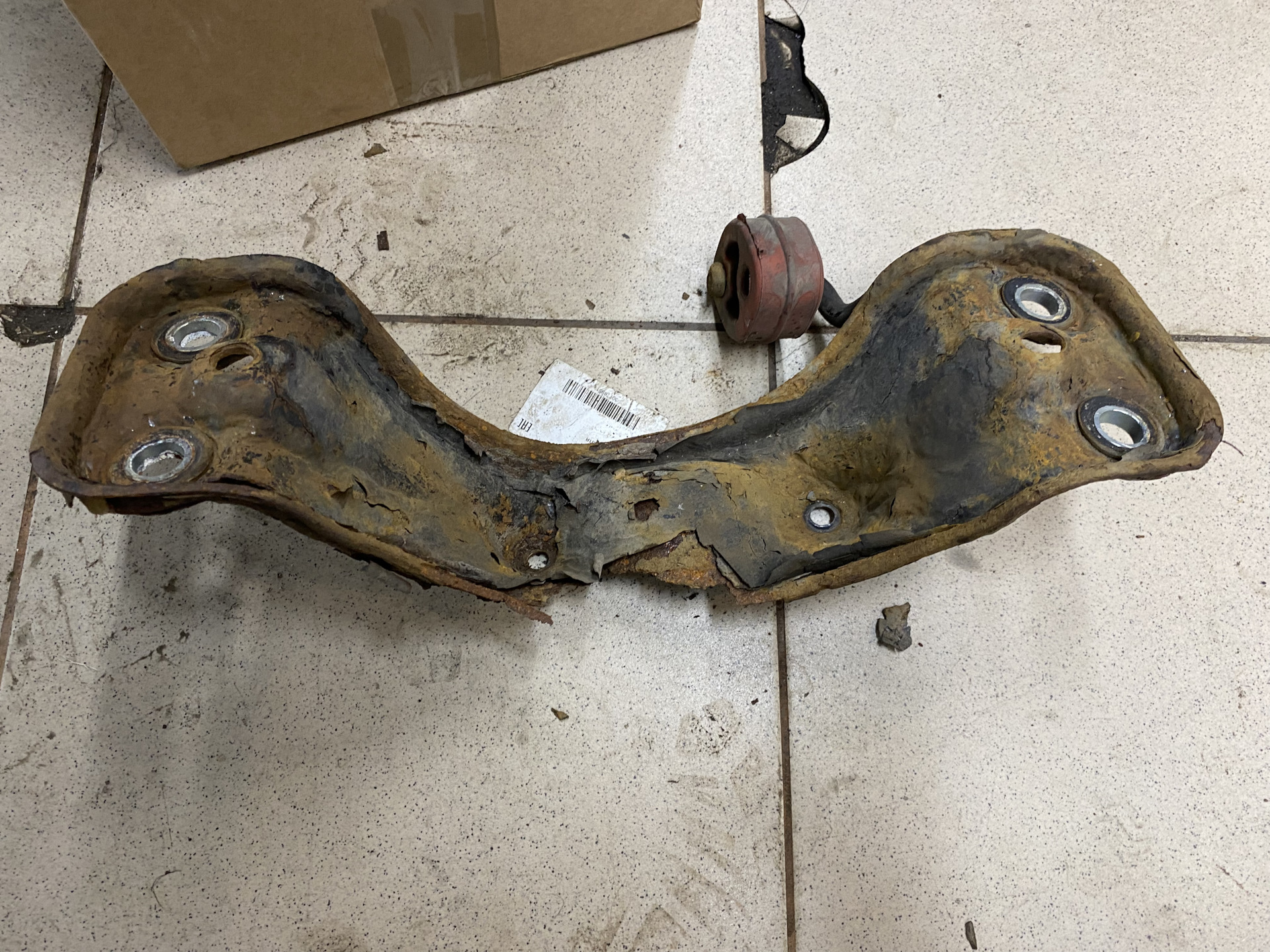 Замена топливного насоса, топливного фильтра и заднего кронштейна ...