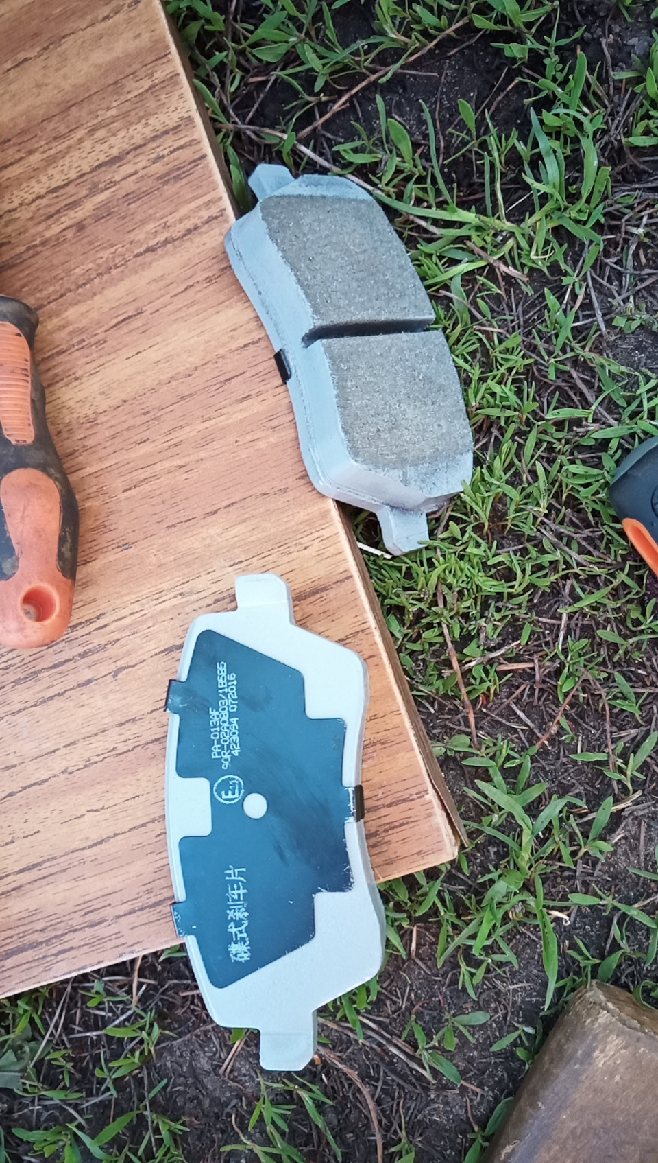 Замена передних тормозных колодок Japko 50013 на Весте — Lada Vesta (1G ...