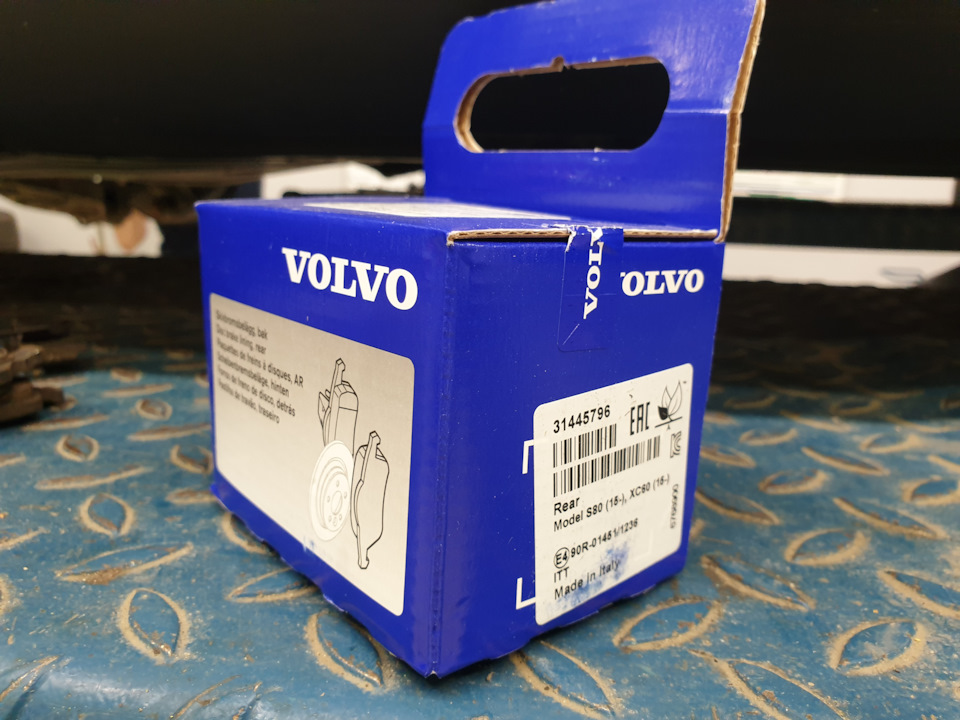 Замена задних тормозных колодок — Volvo XC70 III, 2,4 л, 2014 года ...