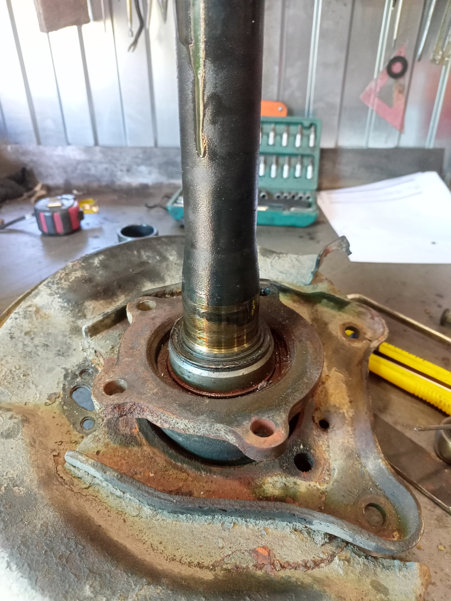 Замена подшипника задней полуоси. — Toyota Sequoia (1G), 4,7 л, 2002 ...