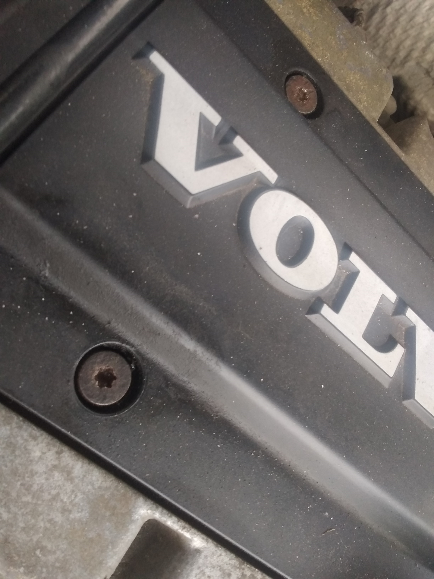 Замена болтов клапанной крышки — Volvo S70, 2,5 л, 1998 года | своими ...