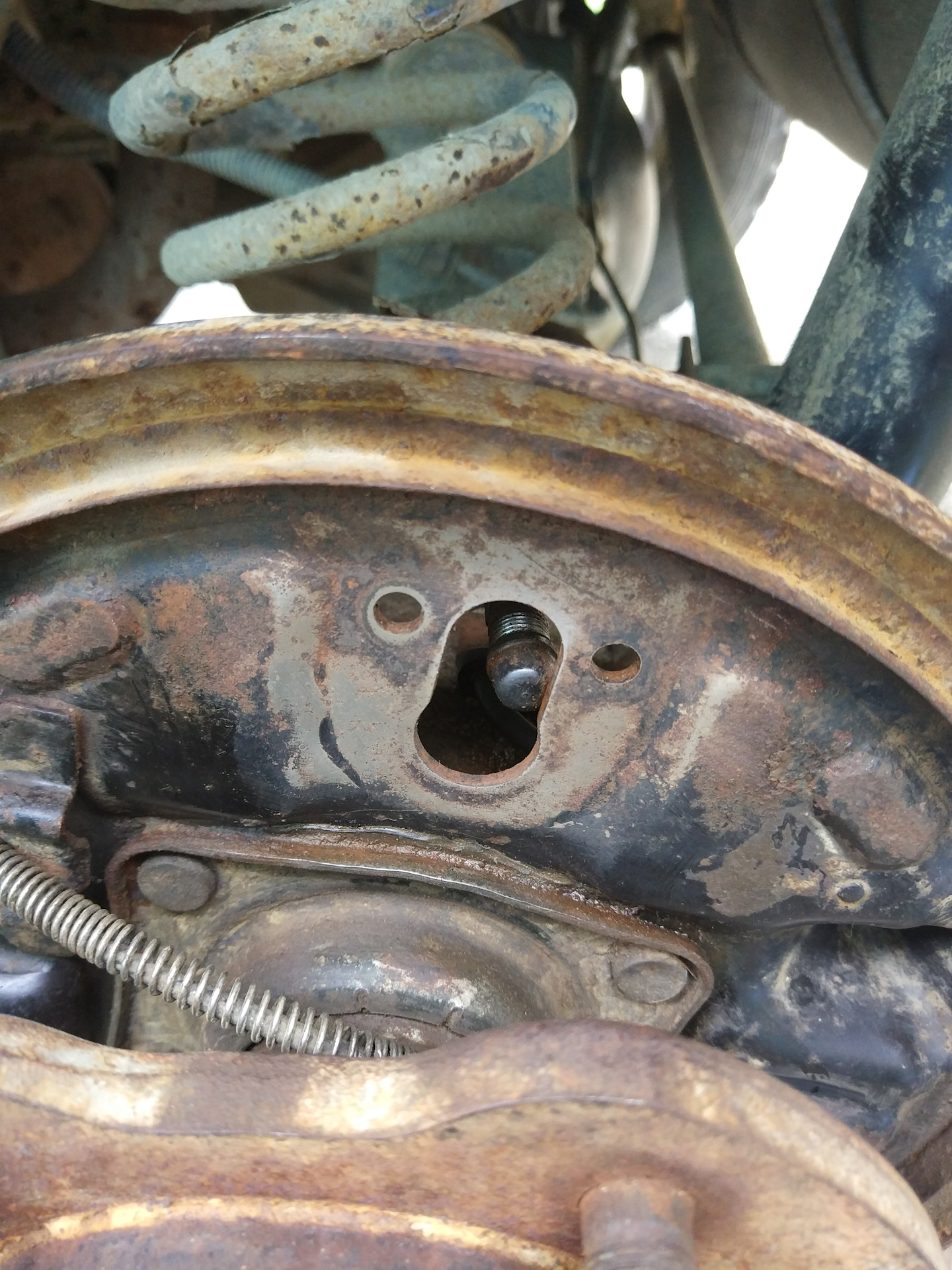 Замена задних барабанов и тормозных цилиндров — Suzuki Escudo (2G), 1,6 ...