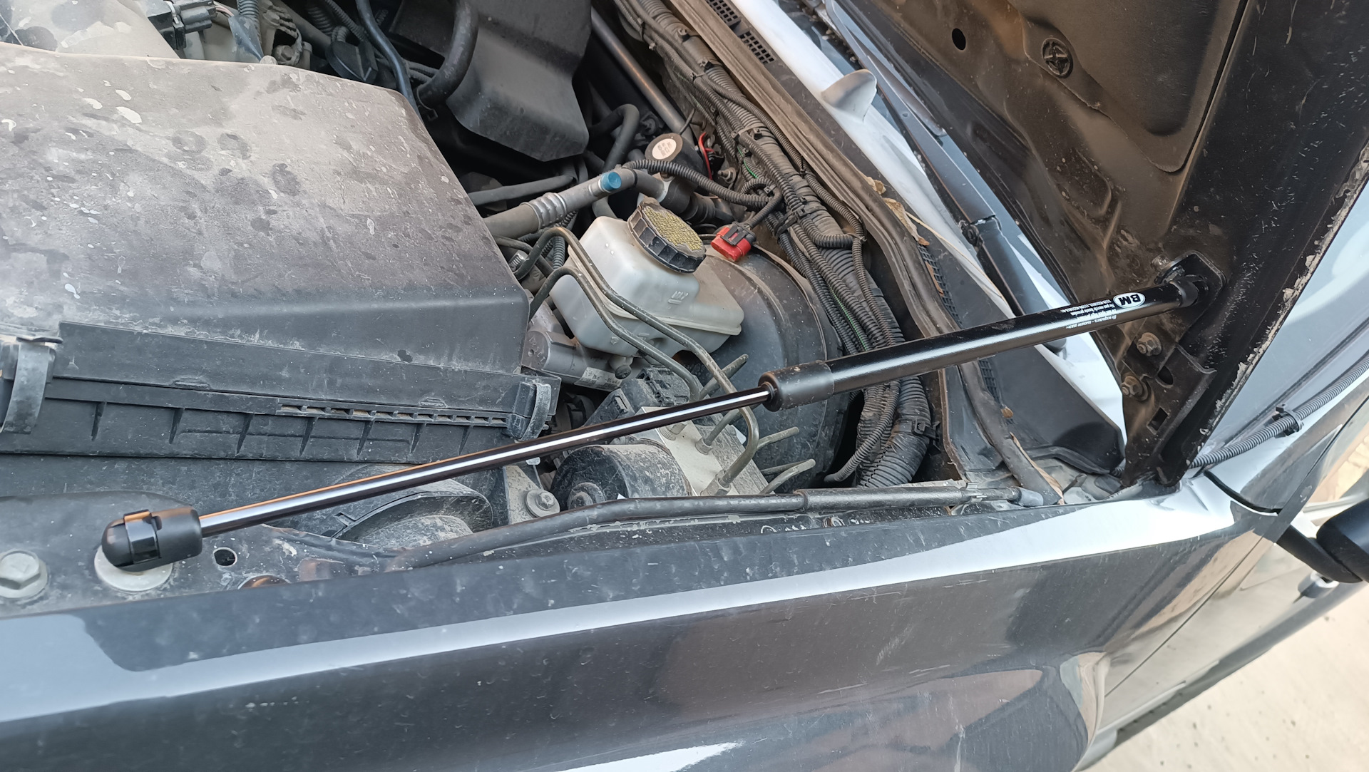 Амортизаторы капота — Nissan Xterra (N50), 4 л, 2006 года | своими ...