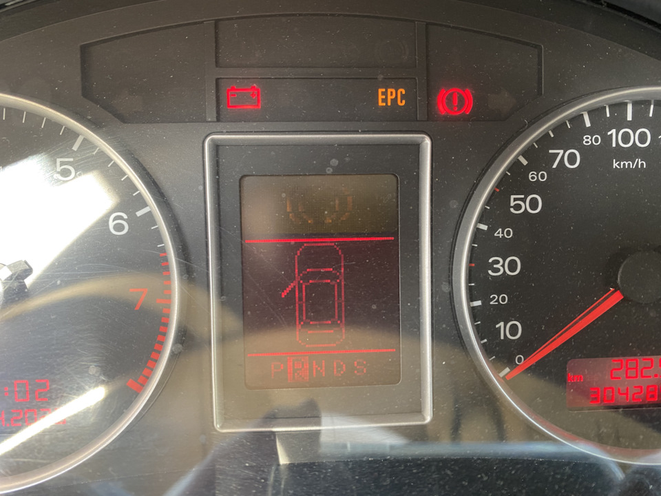 Замена фишки износа тормозных колодок — Audi A4 (B7), 2 л, 2005 года ...