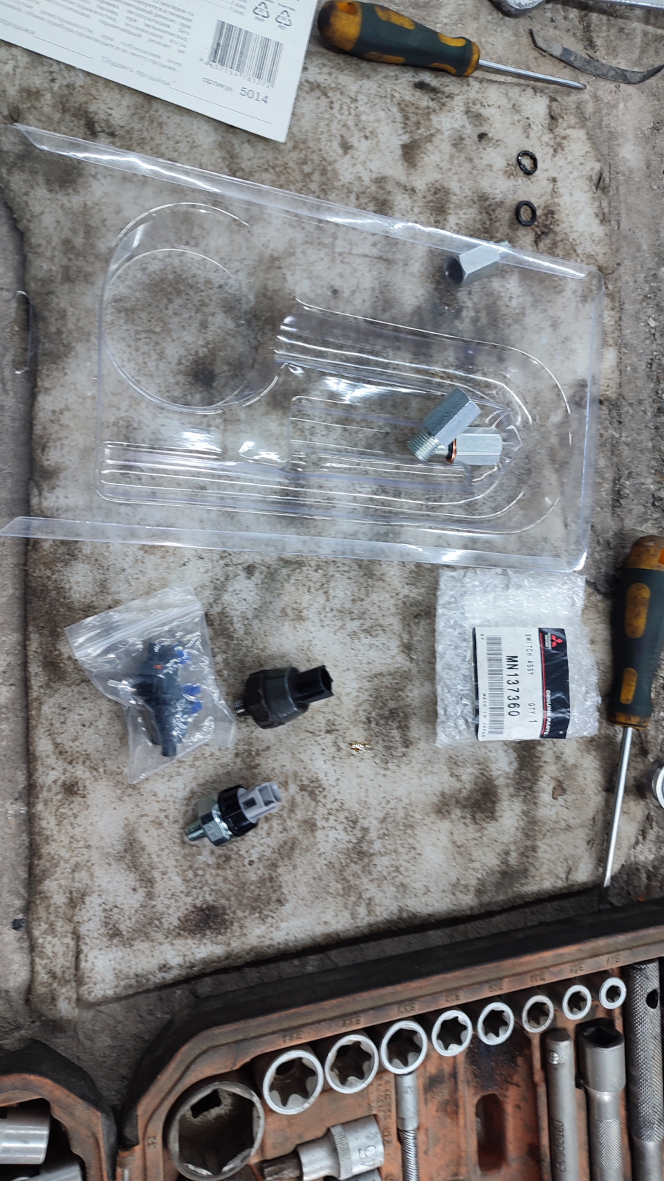 MN137360 Датчик давления масла в двигателе Mitsubishi | Запчасти на DRIVE2