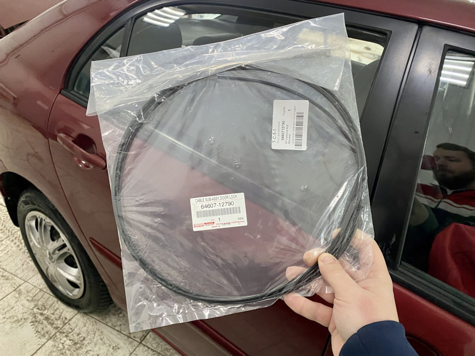 замена троса багажника. — Toyota Corolla (120), 1,6 л, 2005 года ...