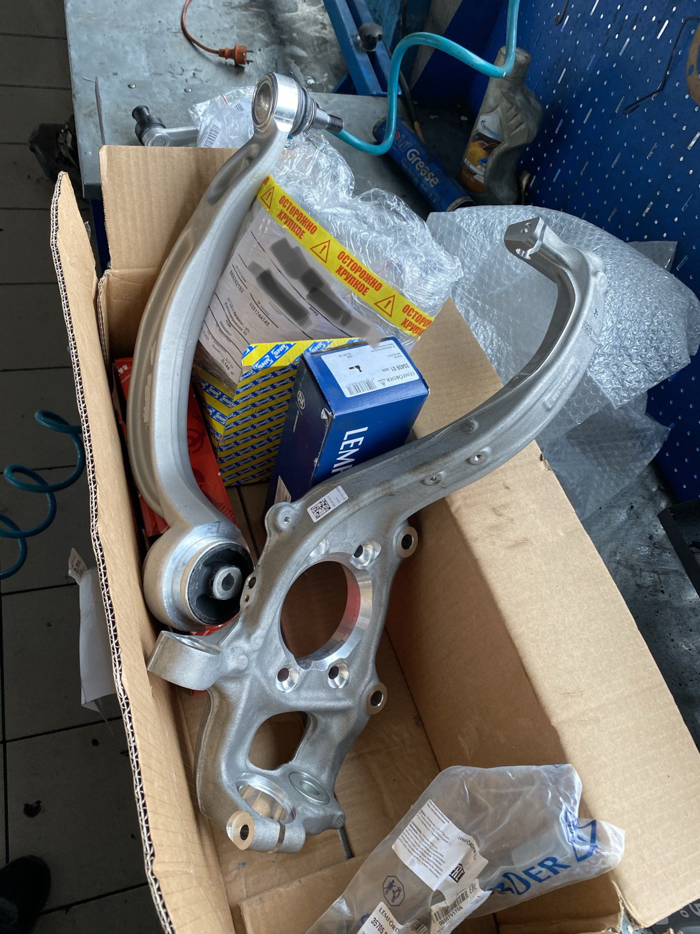 Замена поворотного кулака — Audi A4 (B8), 1,8 л, 2012 года | визит на ...