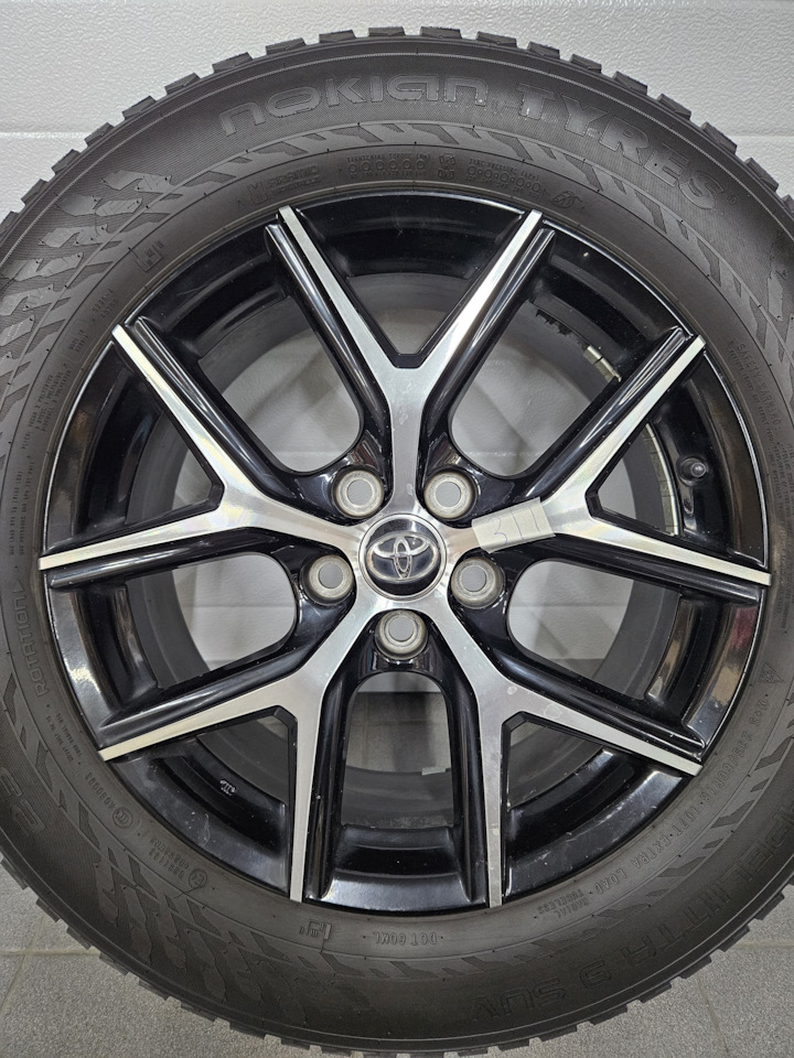 Шины зимние шипованные Nokian 235/60 R18, литые диски Toyota 7,5Jx18 ET45 5x114,3 на Toyota ...