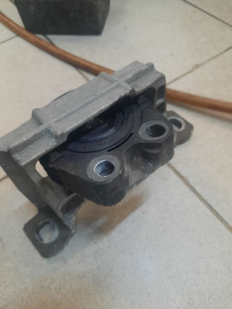 Замена подушки двигателя, странные номера — Volvo V40 Cross Country, 1 ...