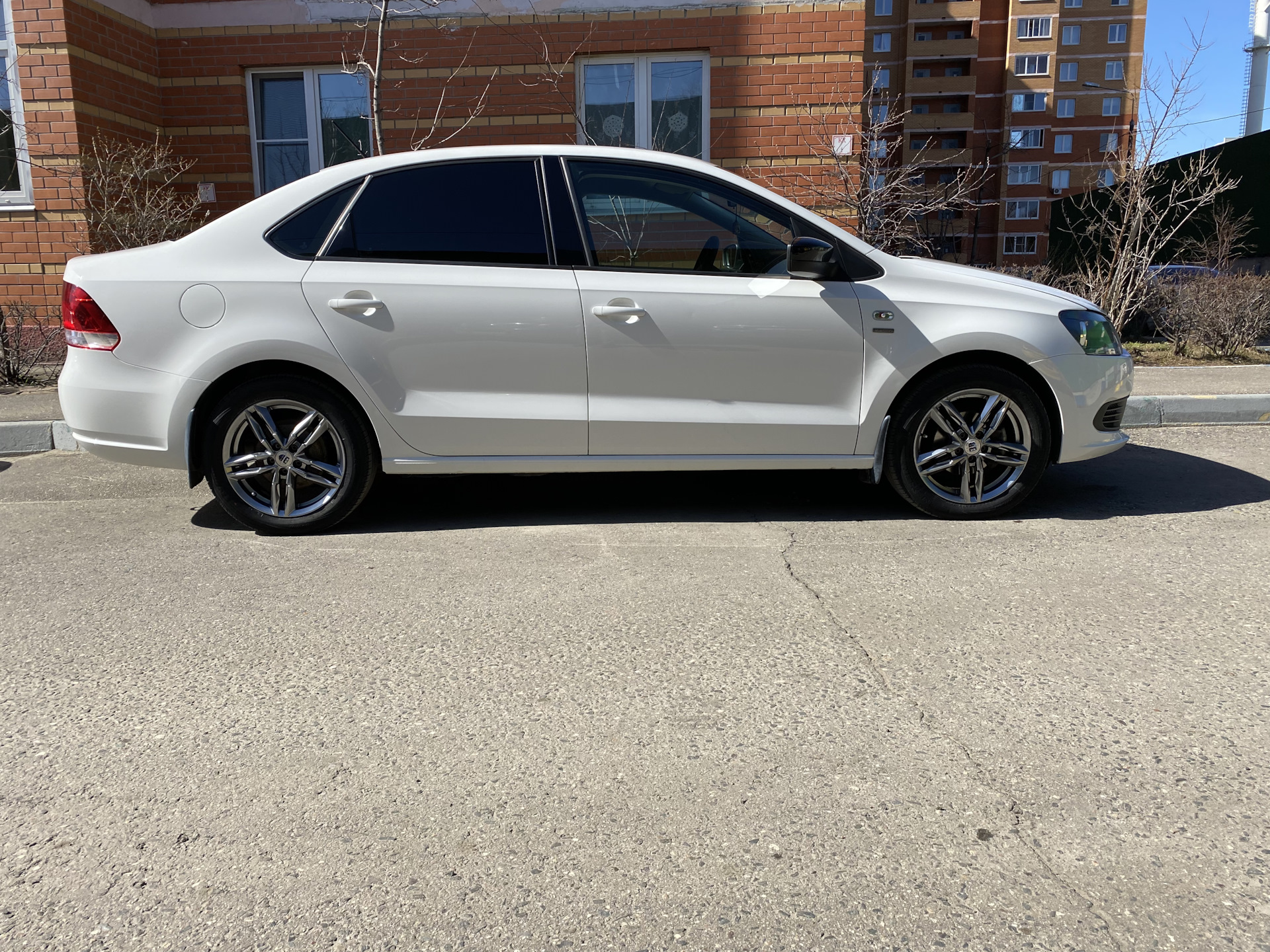 Пришло лето — Volkswagen Polo Sedan, 1,6 л, 2013 года | колёсные диски ...