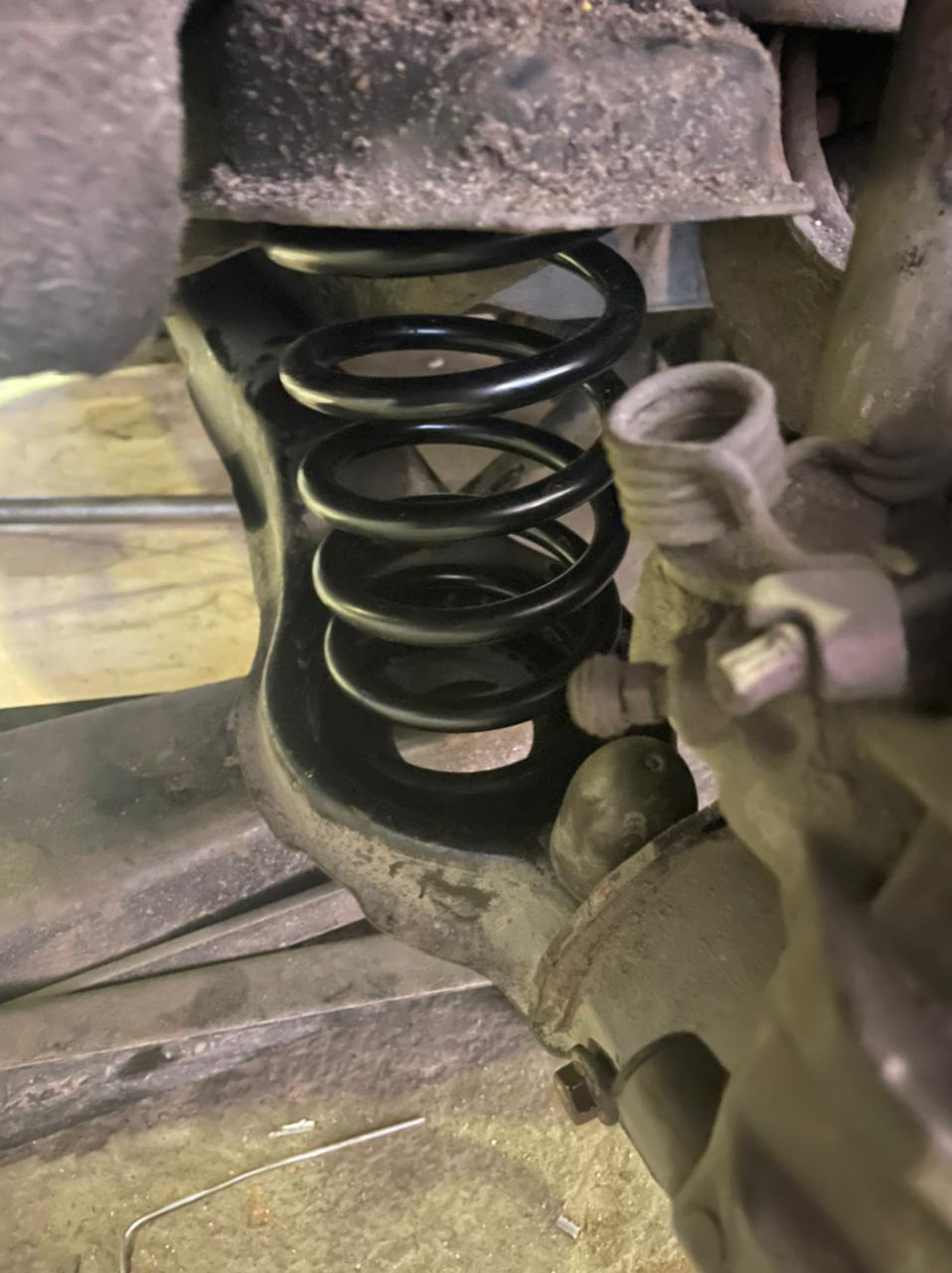 Замена задних пружин — Ford C-Max I, 2 л, 2007 года | поломка | DRIVE2