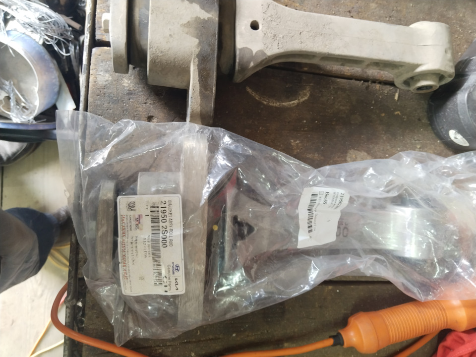 Замена опор двигателя — Hyundai ix35, 2 л, 2013 года | своими руками ...