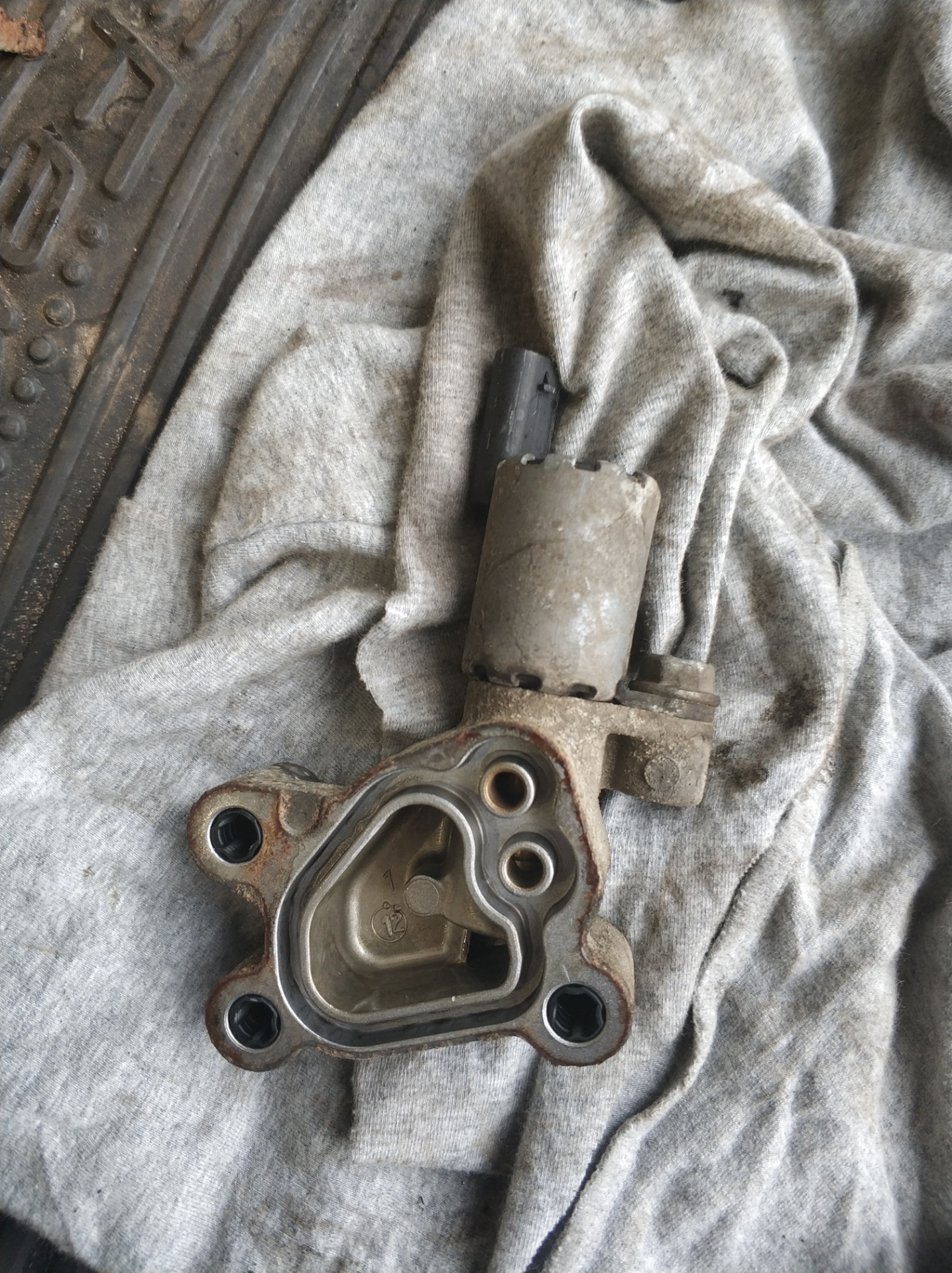 Прокладка масляного клапана — Opel Insignia (1G), 1,6 л, 2014 года ...