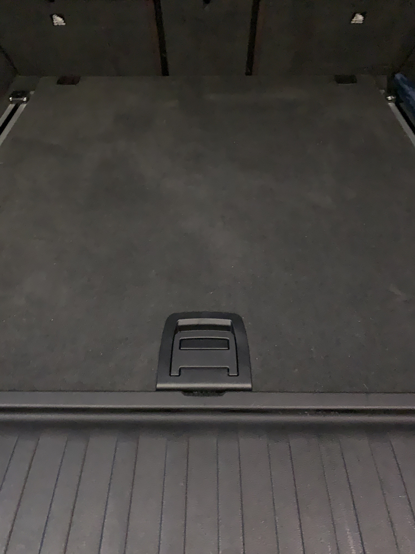 Замена ручки пола багажника — BMW X5 (F15), 3 л, 2014 года | своими ...