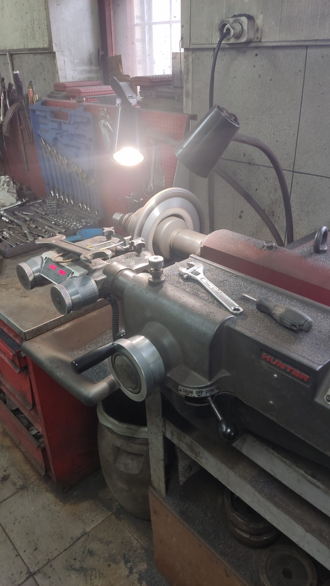 Обслуживание передних тормозов — Renault Logan (1G), 1,6 л, 2010 года ...