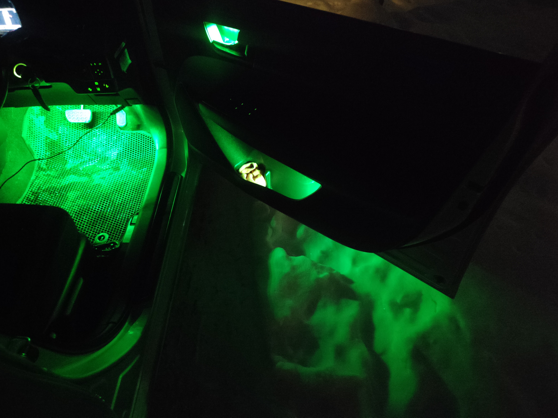 RGB или ЛГБТ подсветка в салон =) — Toyota Corolla Fielder Hybrid, 1,5 ...