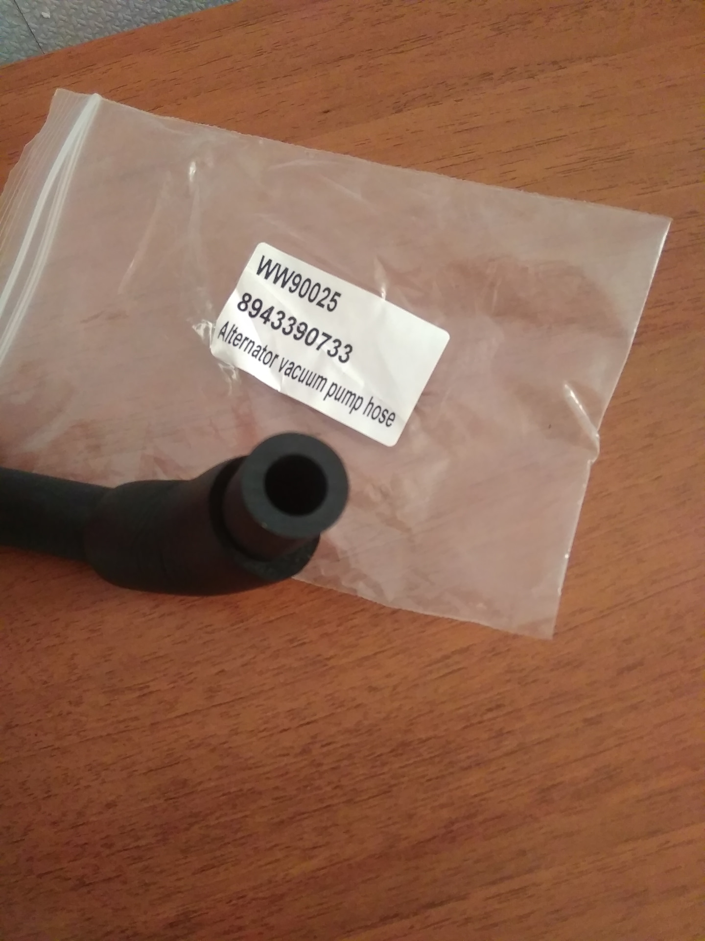 Патрубок отвода масла вакуумного насоса. — Isuzu Elf, 4,3 л, 1994 года ...