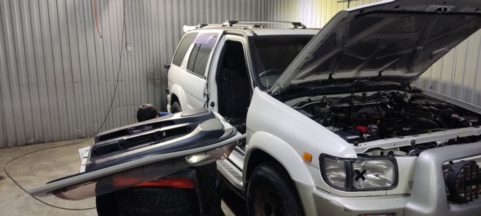 Ремонт петлей передних дверей — Nissan Terrano Regulus, 3,2 л, 1997 ...