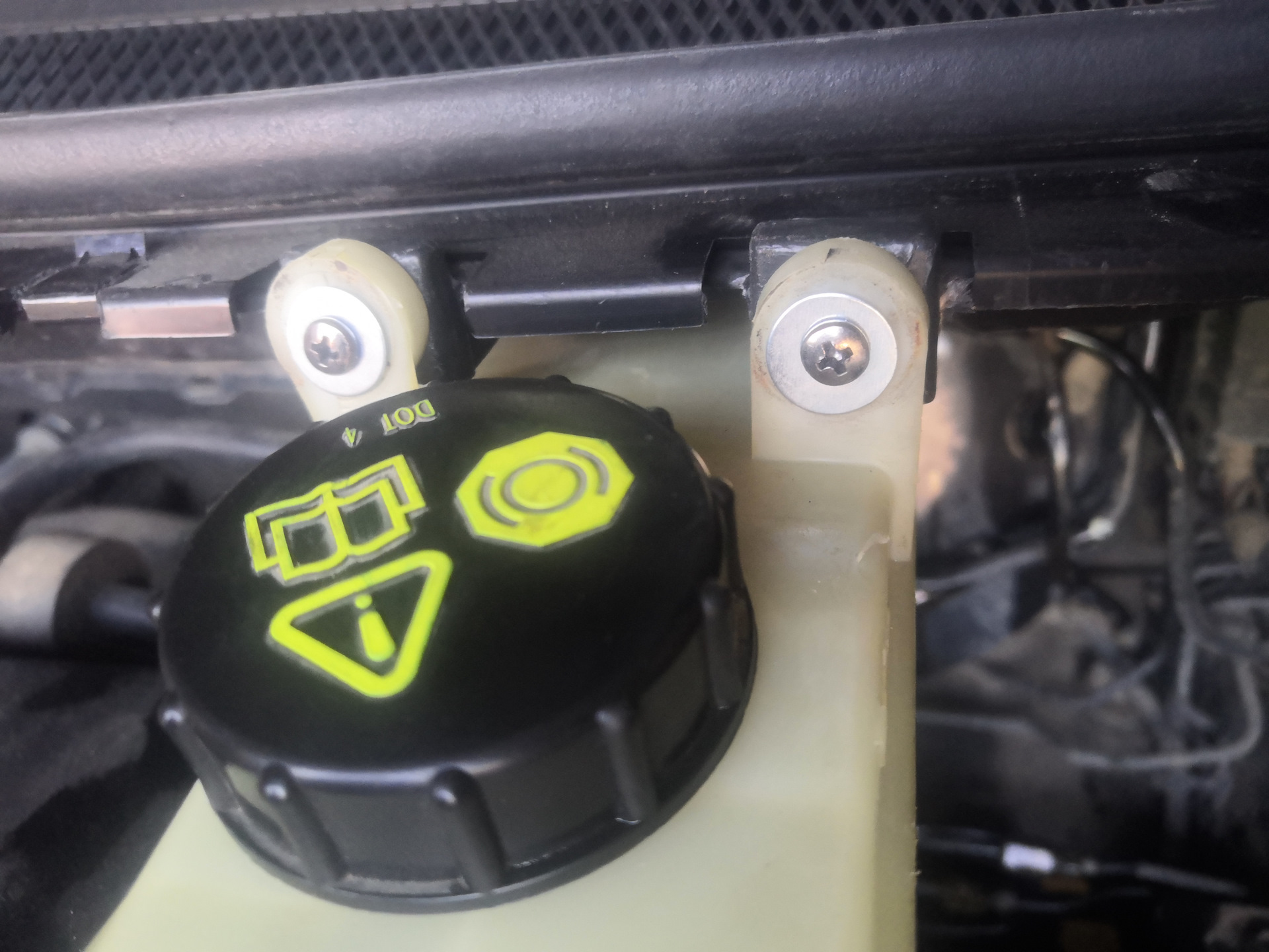 Выносной бачок тормозной жидкости от C-max — Ford Focus Sedan II, 1,8 л ...