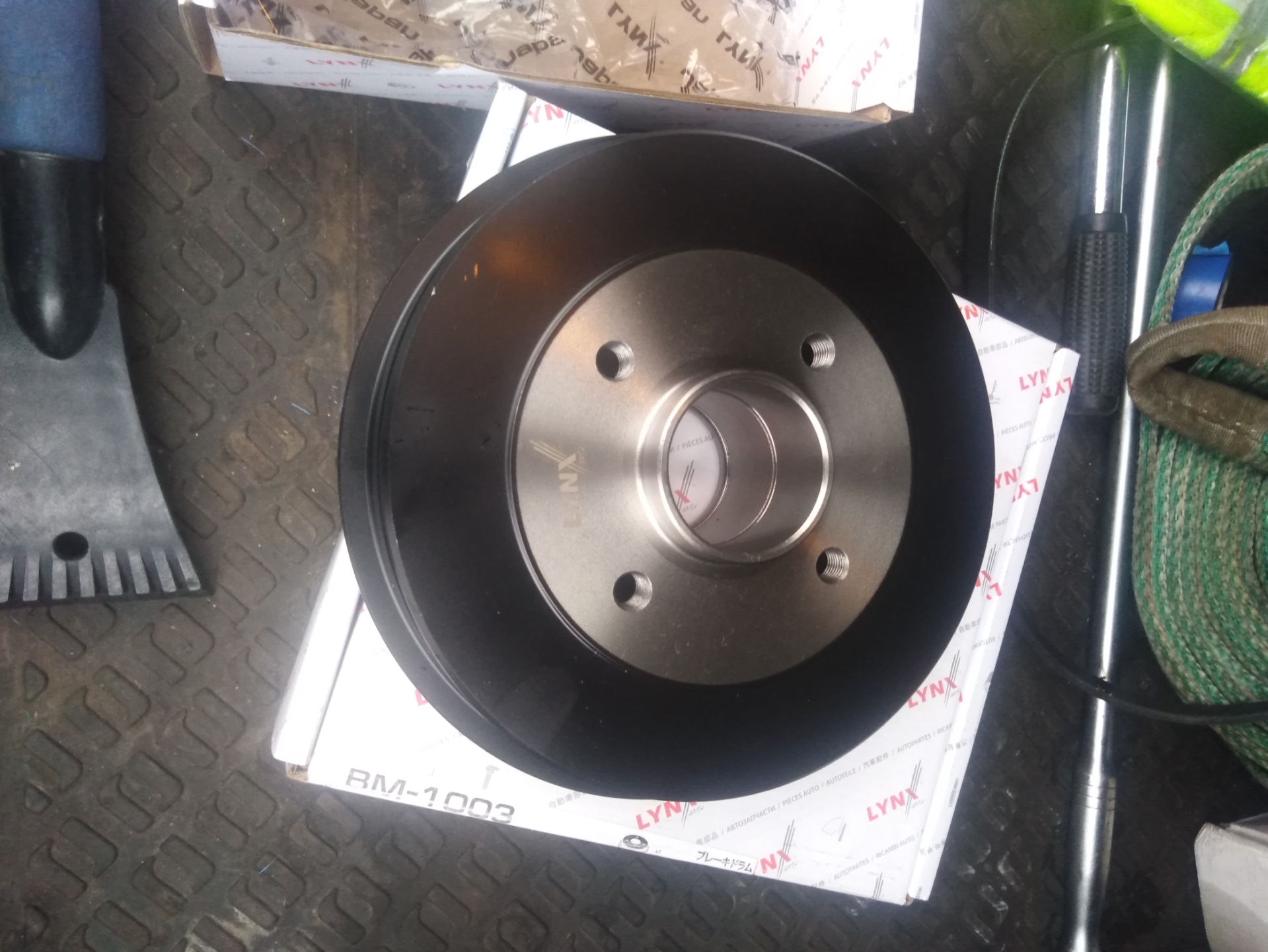 Замена барабанов — Renault Logan (1G), 1,6 л, 2011 года | своими руками ...