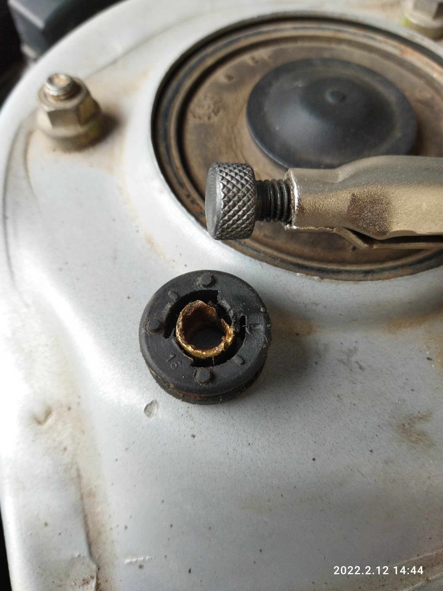 Замена втулки троса МКПП — Toyota Corolla (110), 1,6 л, 1999 года ...