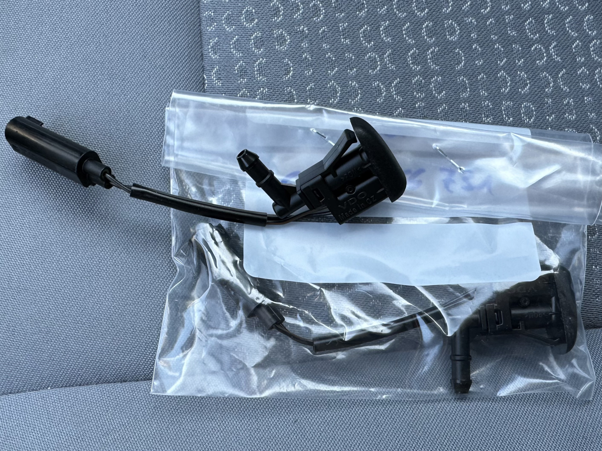 Замена декоративной накладки крышки капота. — BMW 3 series (E46), 3 л ...