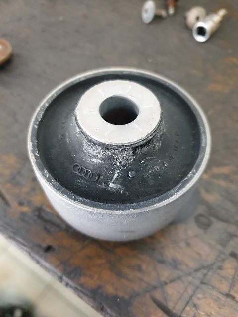 8S0407183B САЙЛЕНТБЛОК ЗАДНИЙ ПЕРЕДНЕГО НИЖНЕГО РЫЧАГА. VAG | Запчасти ...