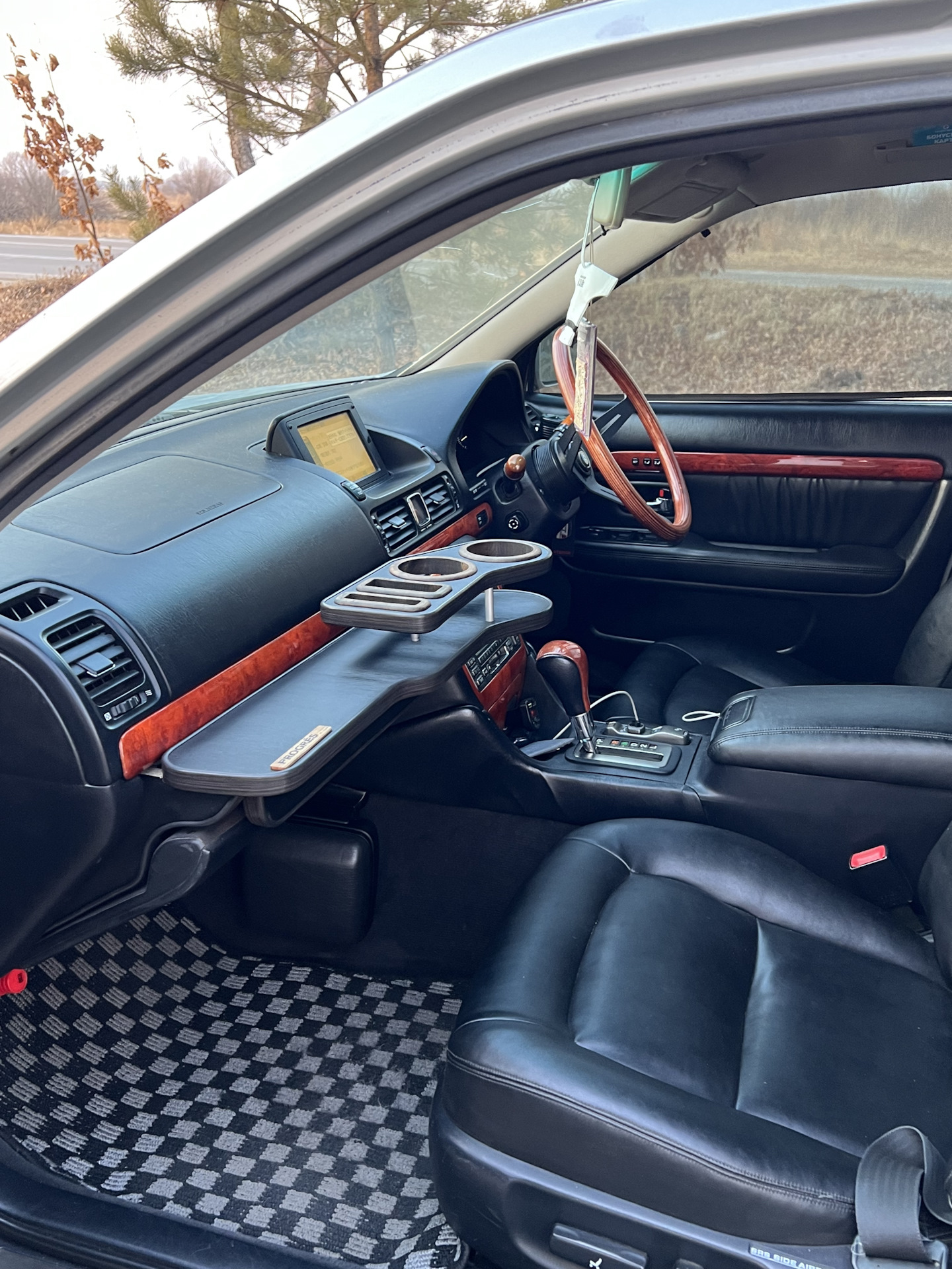 изготовлен и установлен столик — Toyota Progres, 2,5 л, 2000 года ...