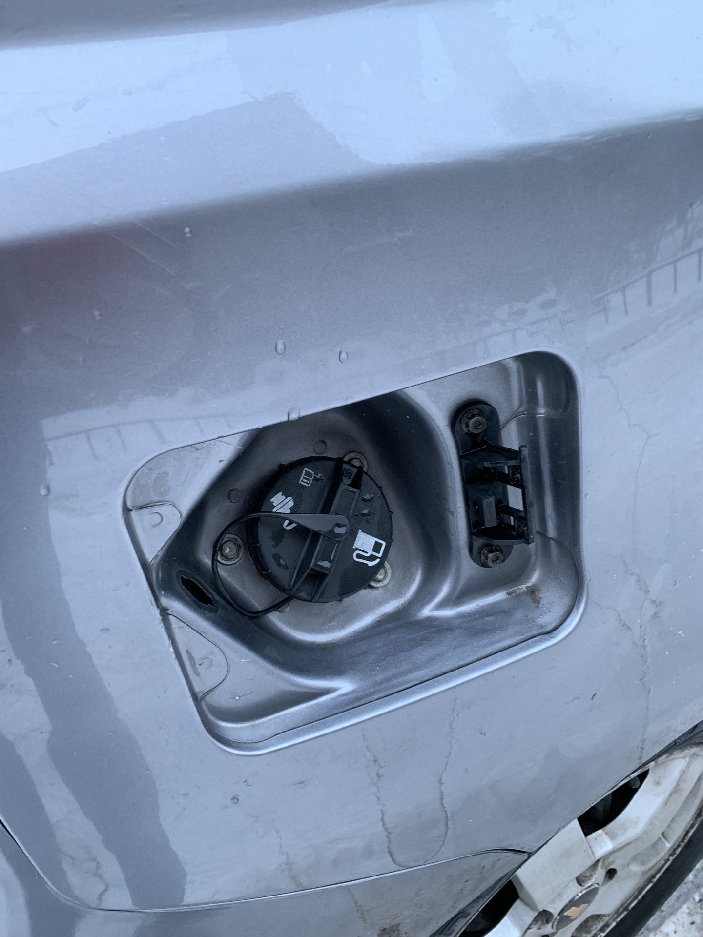 Петля лючка бензобака — Chevrolet Aveo 5-door (1G), 1,4 л, 2006 года ...