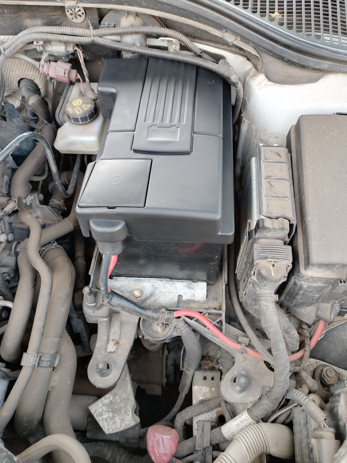 Крышка на аккумулятор — Skoda Octavia A7 Mk3, 1,2 л, 2014 года ...