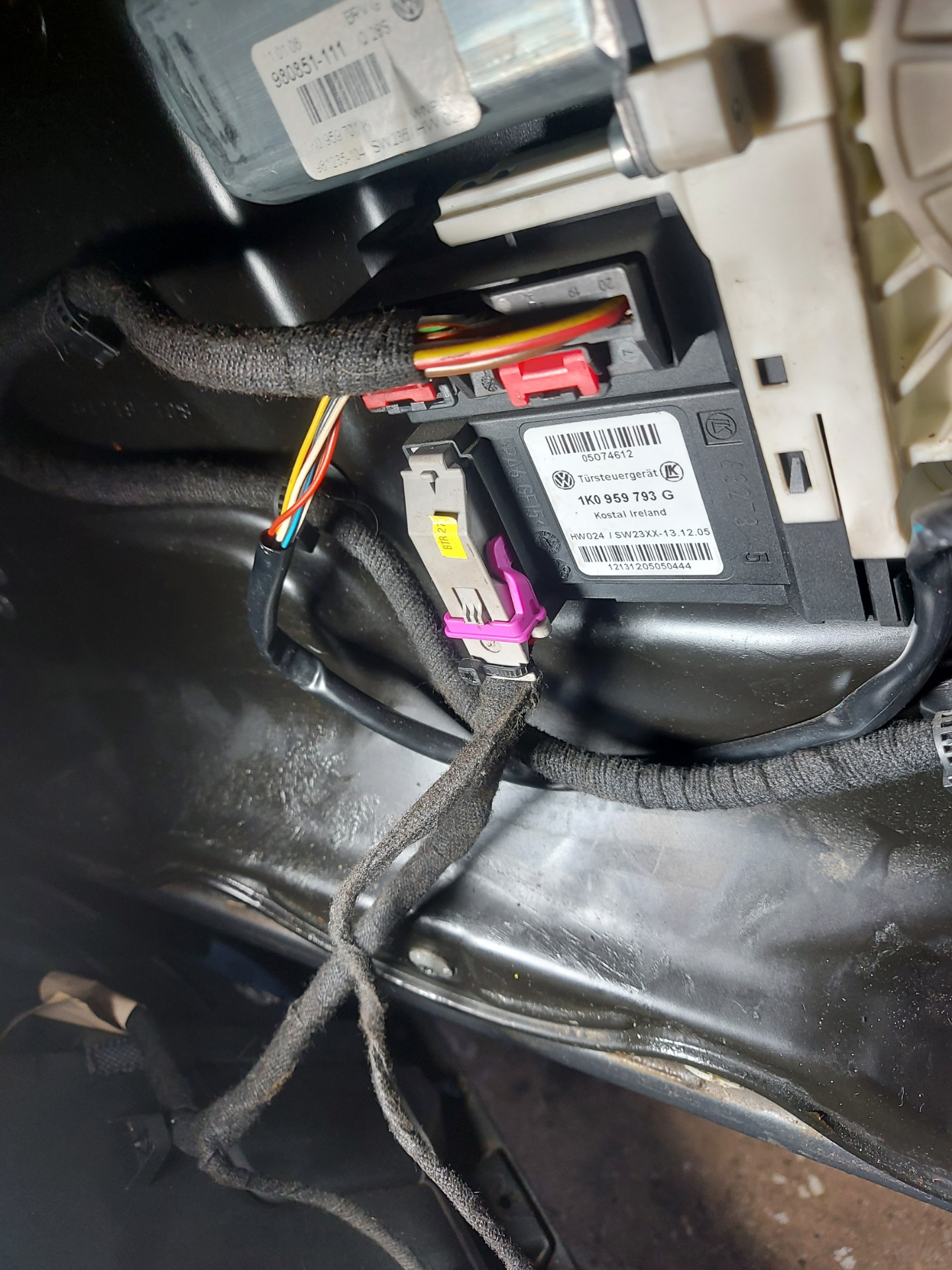 Замена тросика наружной ручки водительской двери Passat B6 — Volkswagen ...