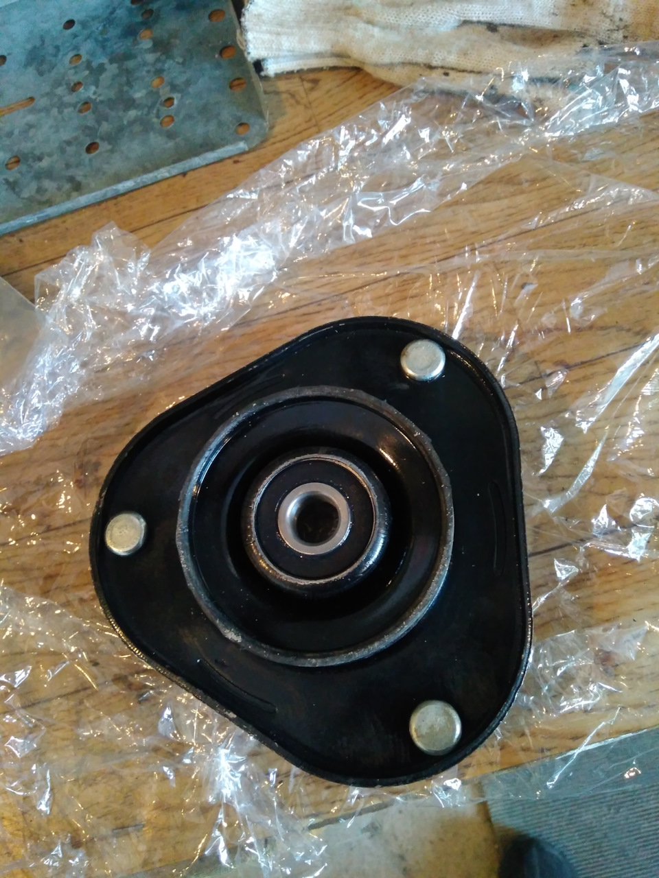 Замена правой опоры амортизатора. — Geely Emgrand X7, 2 л, 2014 года ...