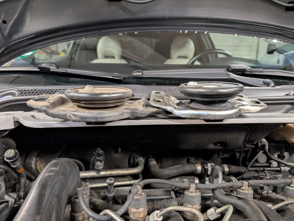 Замена подушек крепления двигателя — Volvo C30, 2,4 л, 2008 года ...
