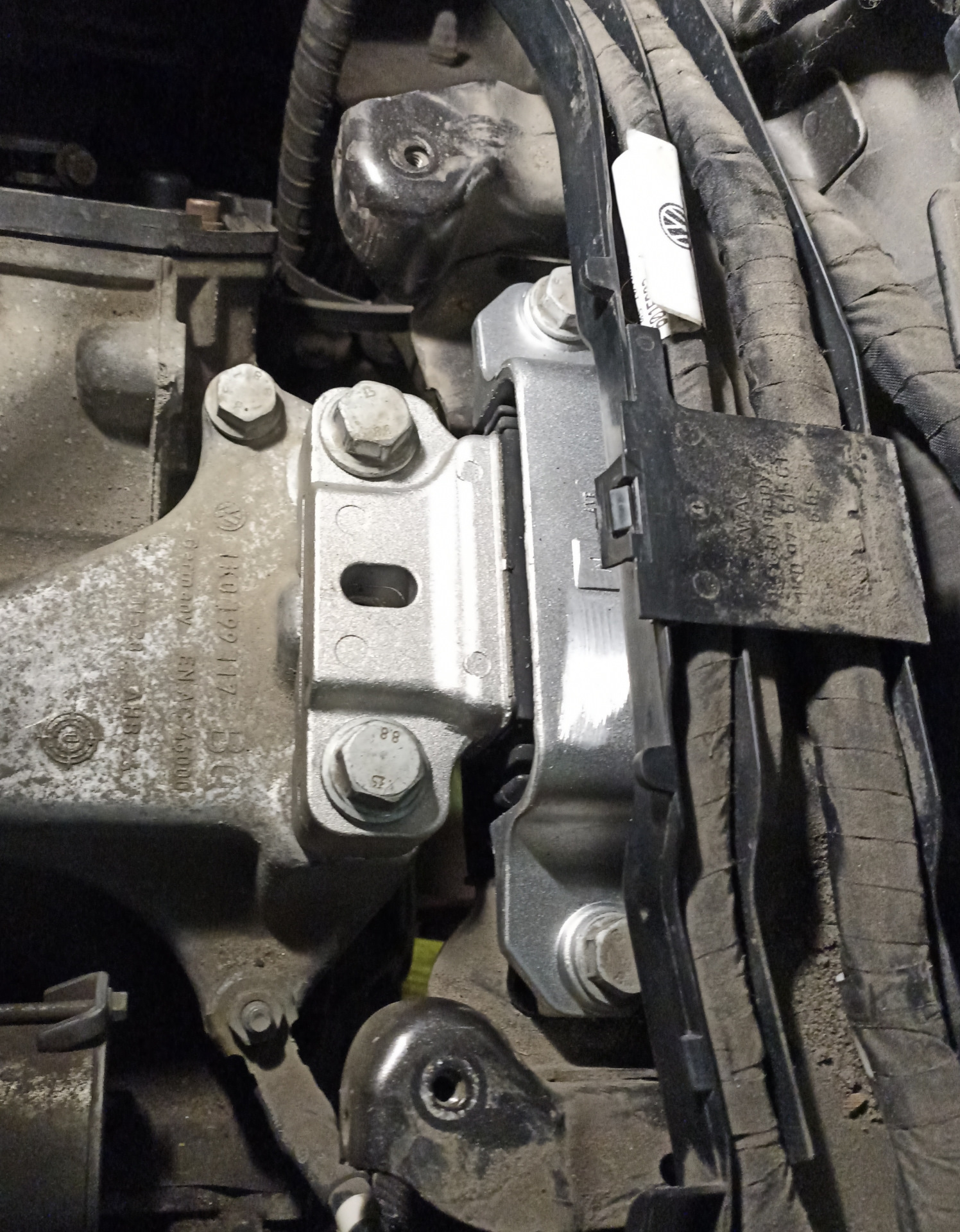 Опора КПП — замена — Volkswagen Passat B7, 1,8 л, 2012 года | своими ...