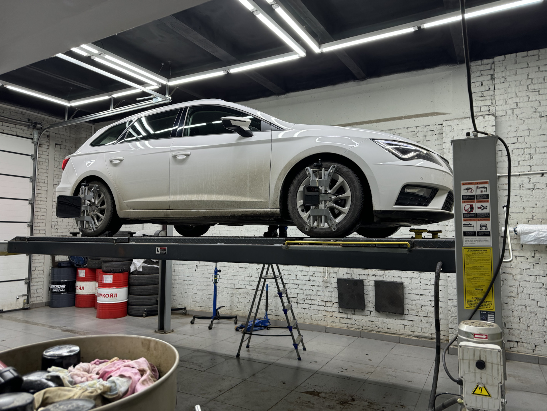 Сайленблоки задние передних рычагов замена — SEAT Leon (Mk III), 1 л ...