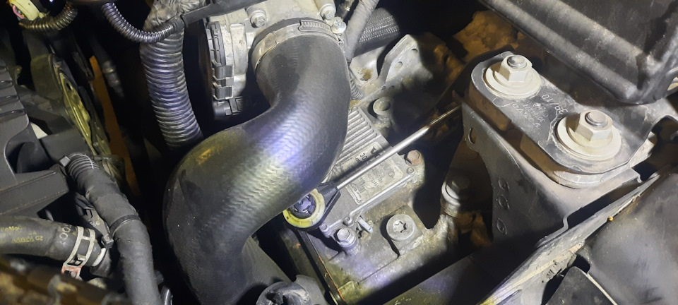 33. Замена ролика кондиционера 31258133 + патрубок интеркулера 30741795 ...