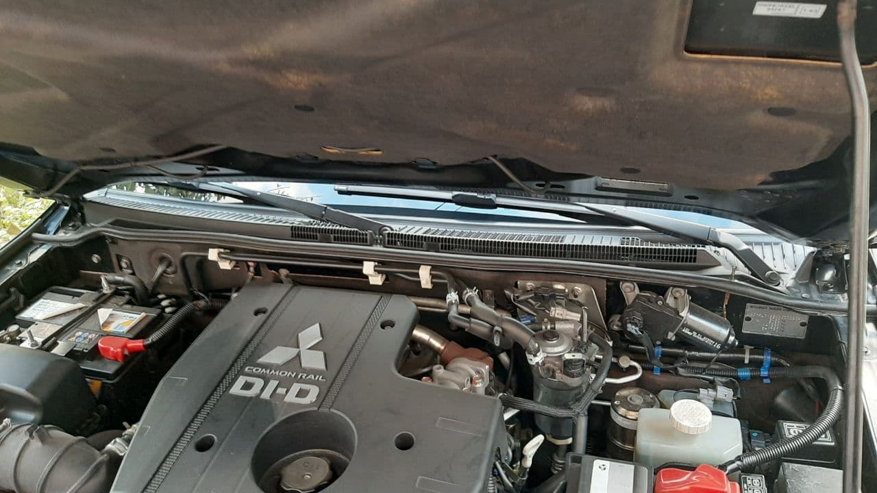 Замена подкапотных уплотнителей. — Mitsubishi Pajero (4G), 3,2 л, 2010 ...