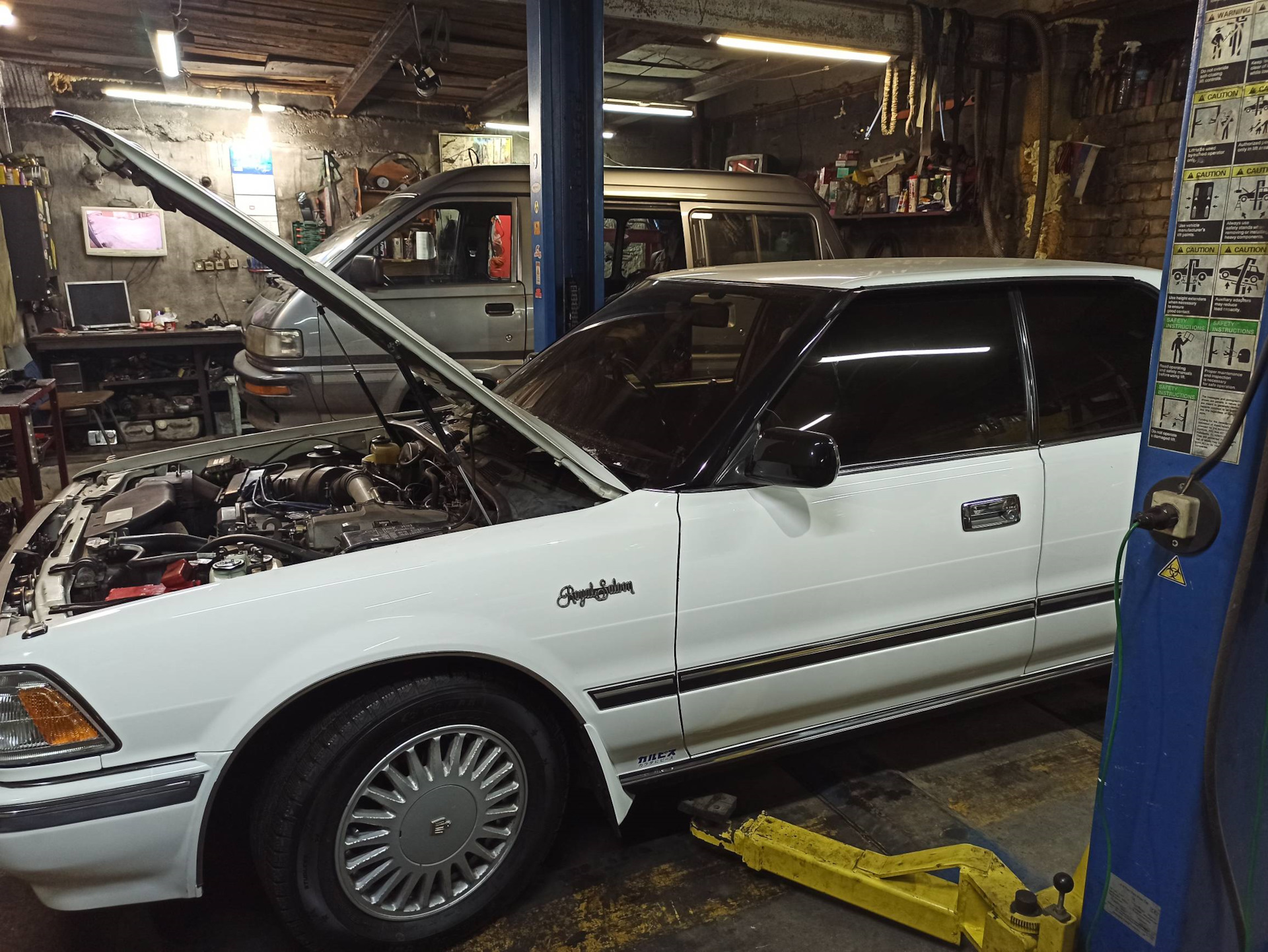 Замена сальников и маслосъемных колпачков — Toyota Crown (S130), 2 л ...