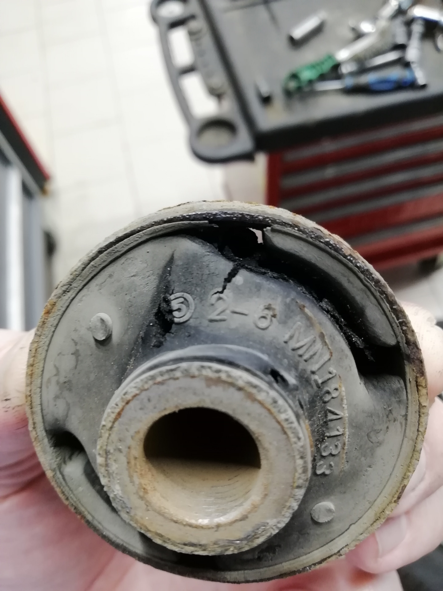 Задние сайленты передних рычагов, колодки — Peugeot 4007, 2,4 л, 2008 ...