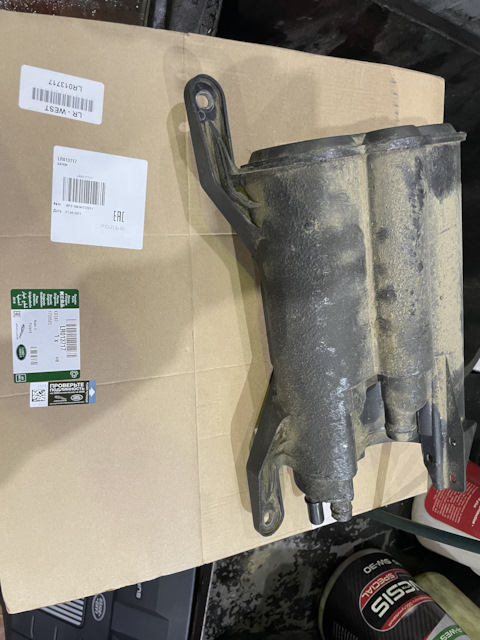 LR013717 Бачок Jaguar Land Rover | Запчасти на DRIVE2