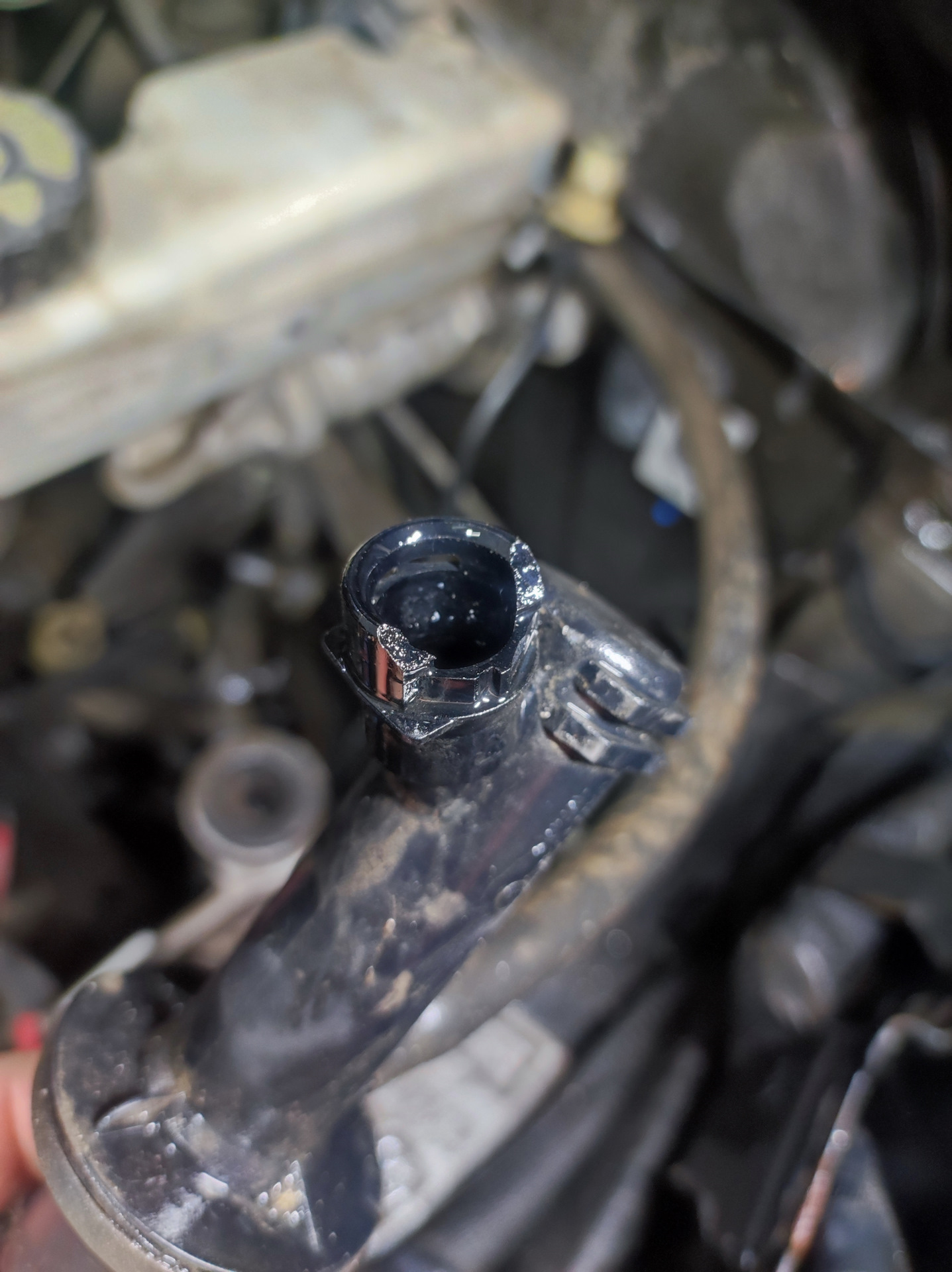 Замена главное цилиндра сцепления. — Renault Fluence, 1,6 л, 2014 года ...